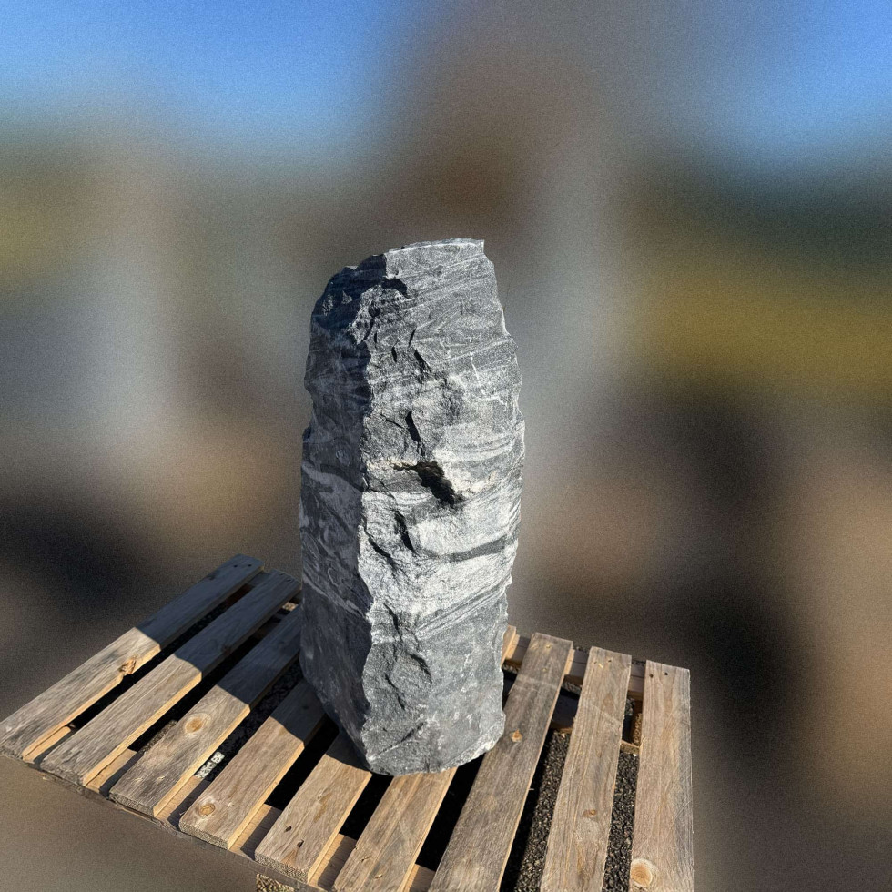 Monolithes et Menhirs pierre naturelle | Déco de jardin | RO'MA Nature